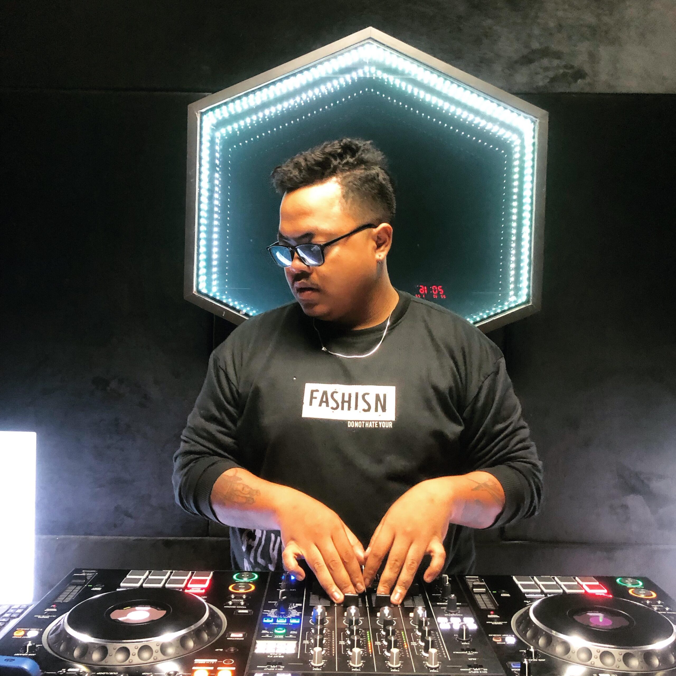 DJ Adrian Tafuama: Talenta Muda yang Bersinar di Industri Musik ...